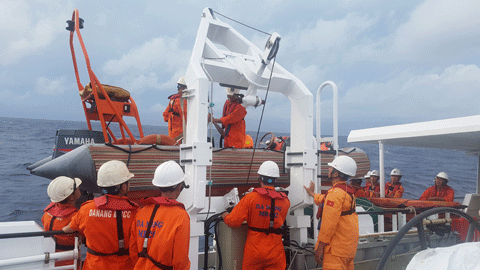 Tàu SAR 412 cứu kịp thời thuyền viên bị tai biến trên vùng biển Hoàng Sa