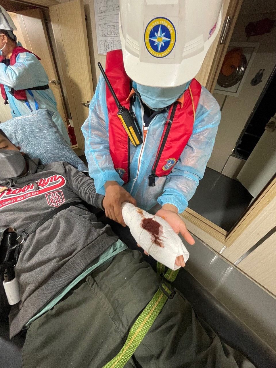 Cứu nạn thành công thuyền viên tàu Desa Hawk