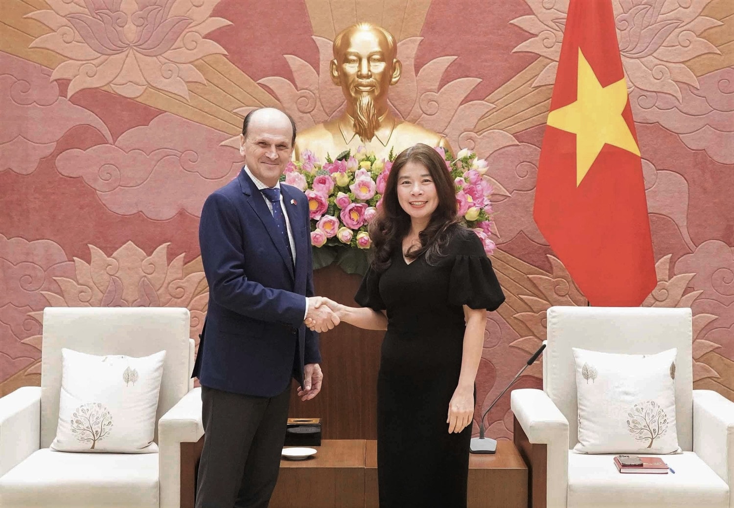 Phó Chủ nhiệm Ủy ban Đối ngoại Lê Thu Hà tiếp Đại sứ Argentina tại Việt Nam