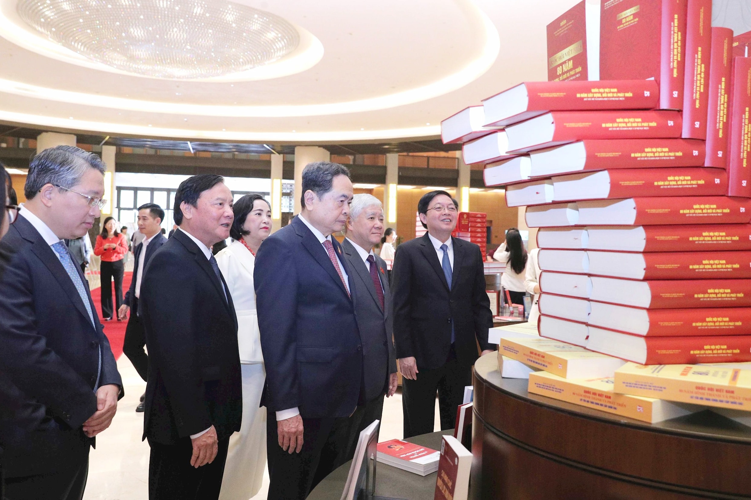 Chủ tịch Quốc hội Trần Thanh Mẫn tham quan Triển lãm "Quốc hội Việt Nam ...