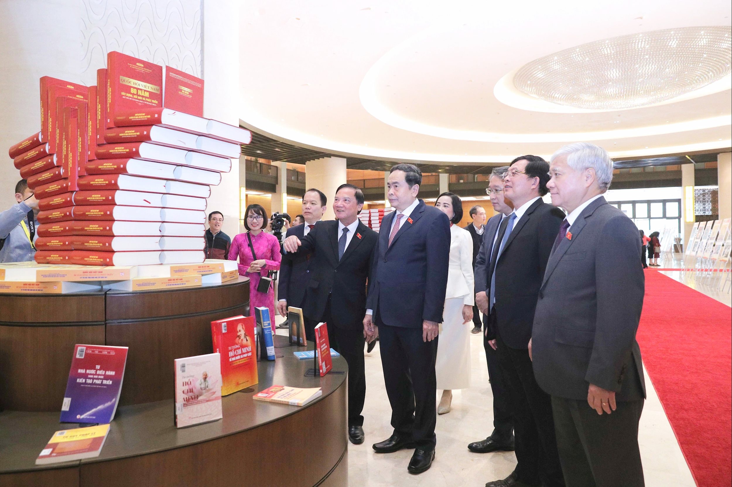 Chủ tịch Quốc hội Trần Thanh Mẫn tham quan Triển lãm "Quốc hội Việt Nam ...