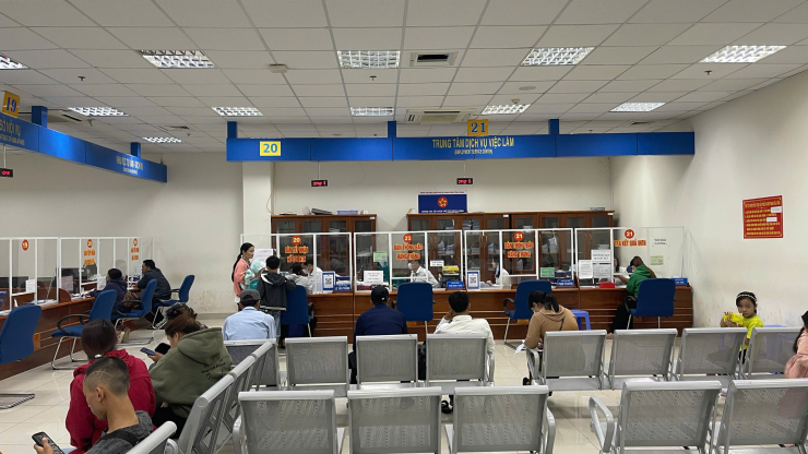 Người lao động nộp hồ sơ trợ cấp thất nghiệp trong ngày đầu sáp nhập ...