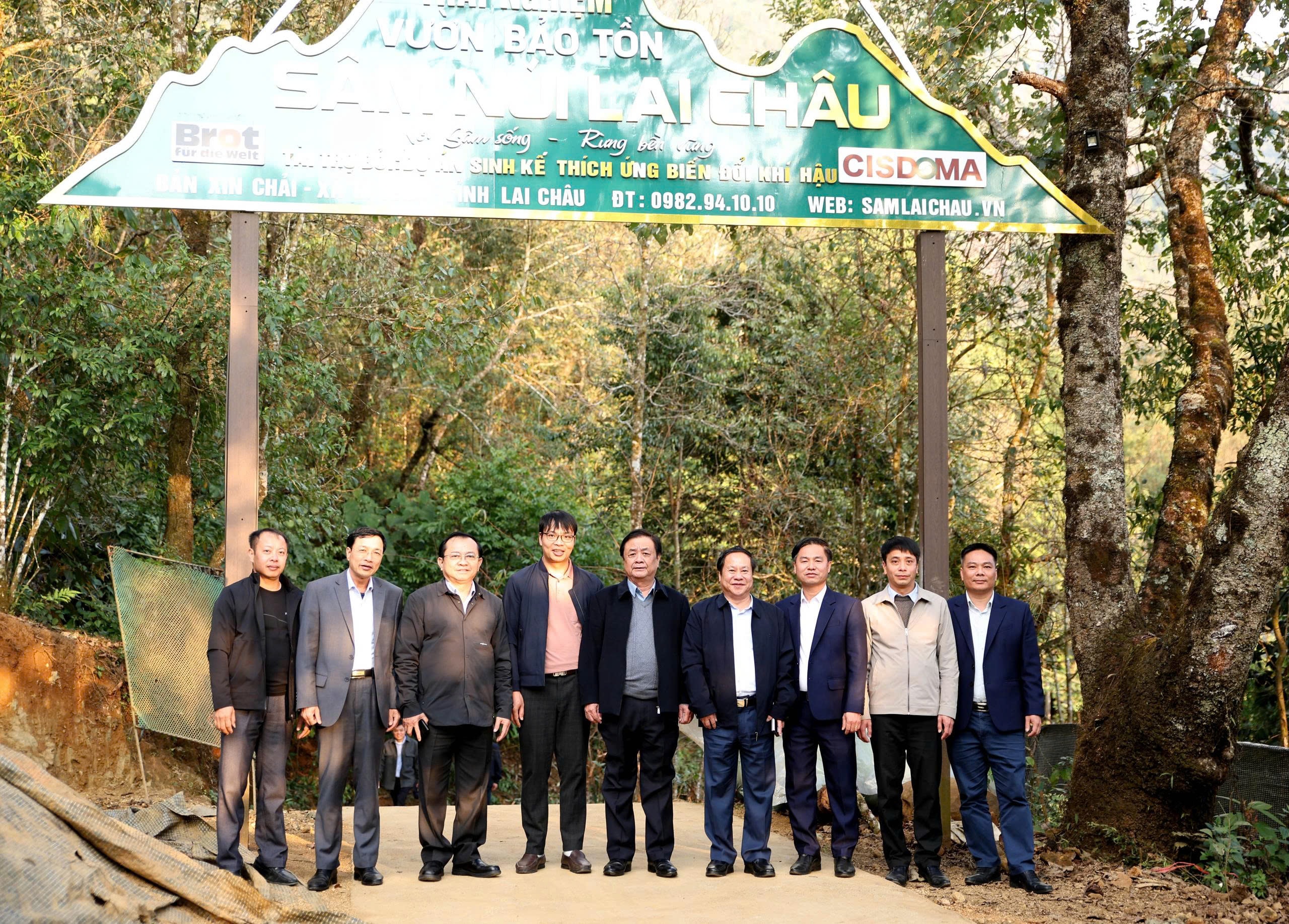 Deputy Speaker of the National Assembly Le Minh Hoan visits a ginseng ...