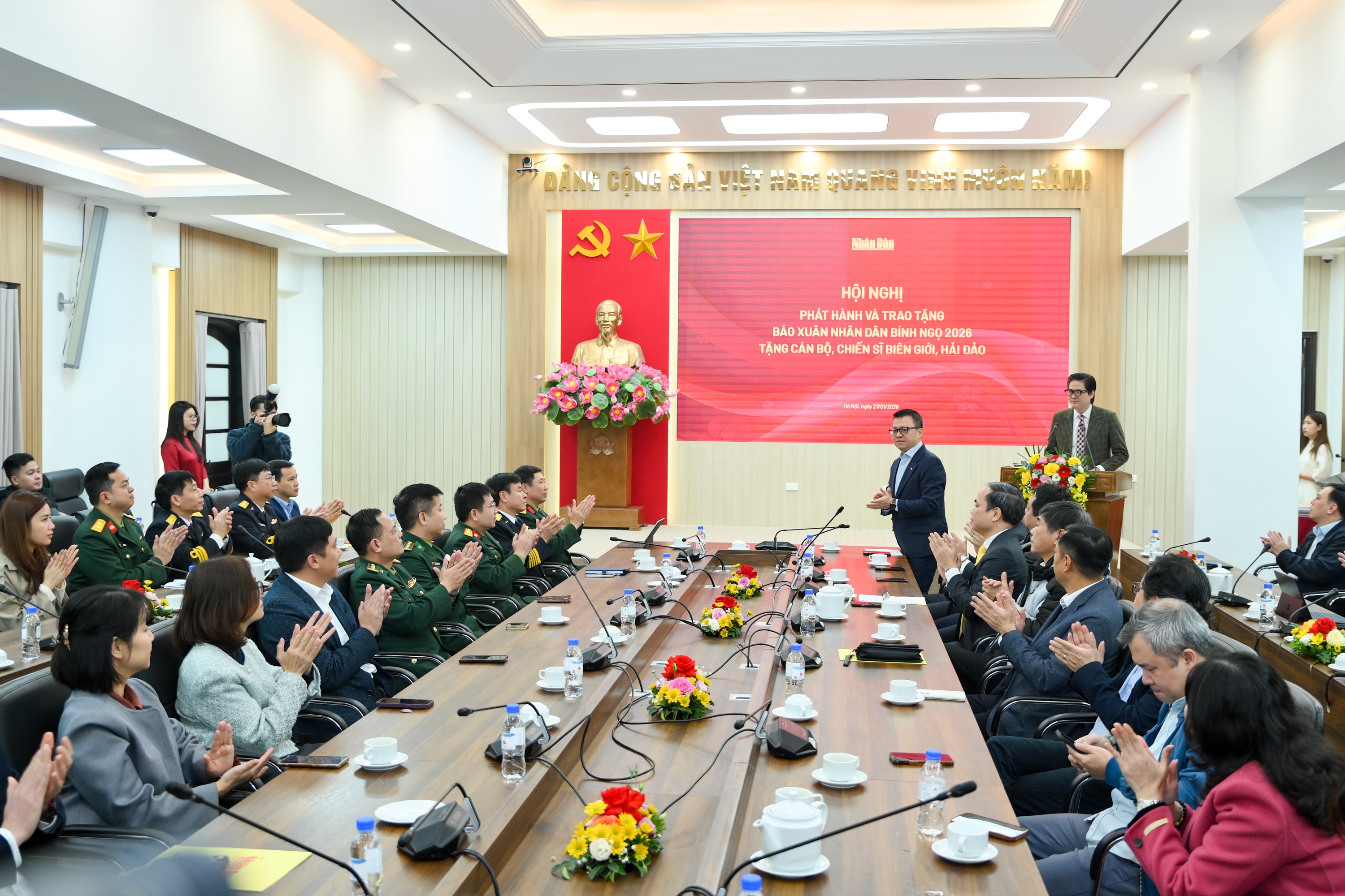 Trao tặng Báo Xuân Nhân Dân Bính Ngọ 2026 tới cán bộ, chiến sĩ biên ...