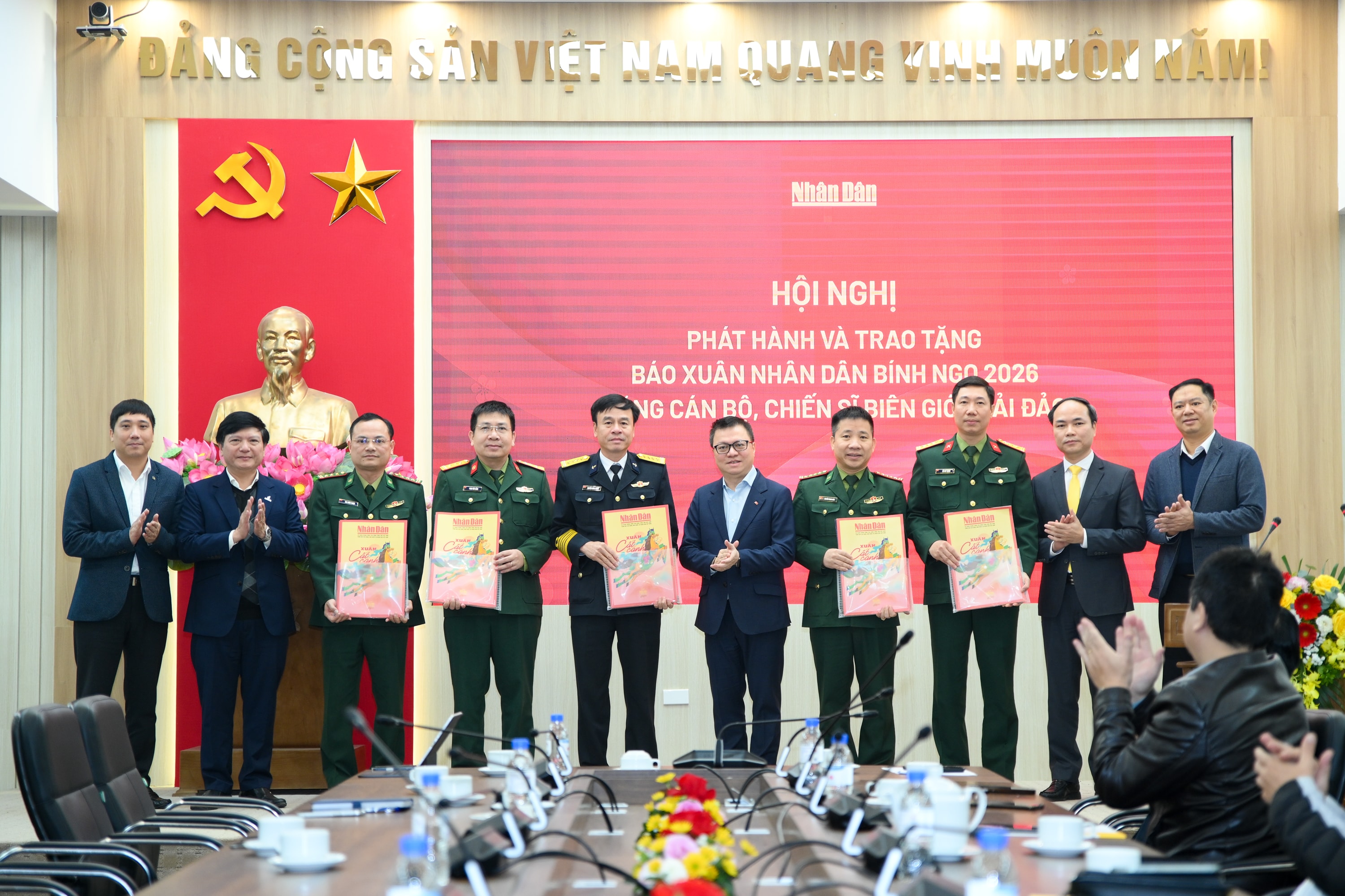 Trao tặng Báo Xuân Nhân Dân Bính Ngọ 2026 tới cán bộ, chiến sĩ biên ...