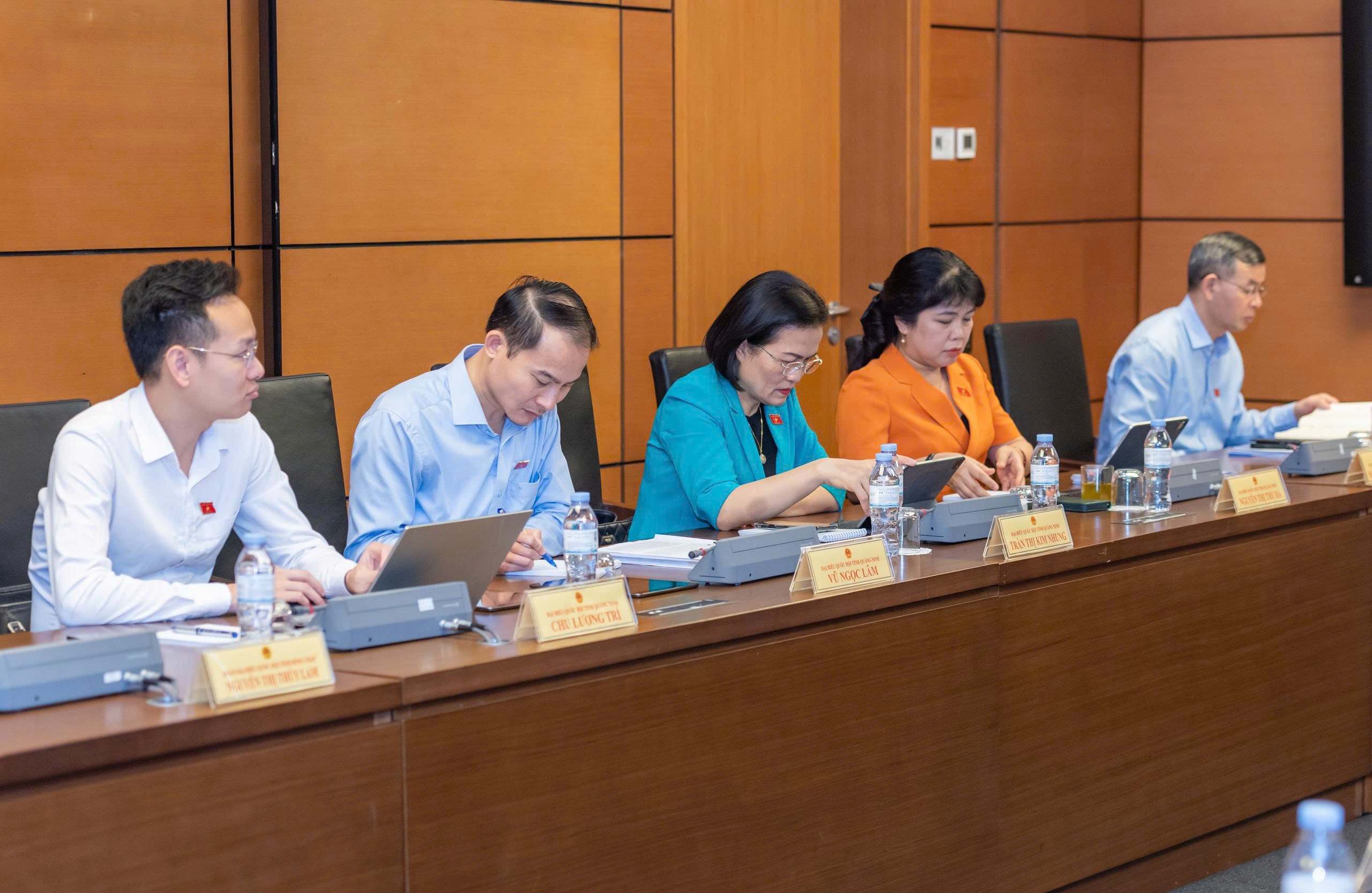 Discussion at Group 14 (National Assembly Delegation of Quang Ninh and ...
