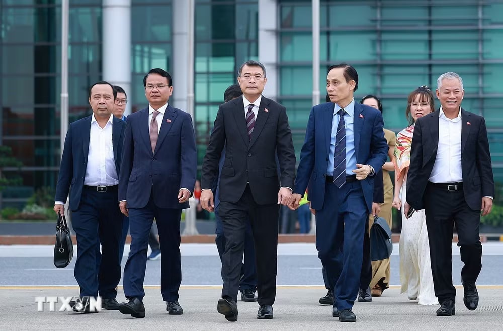 Thủ tướng Chính phủ Lê Minh Hưng lên đường tham dự Hội nghị Cấp cao kỷ ...