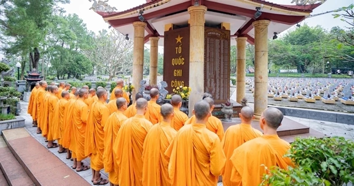 Chư Tăng, Phật tử chùa Ba Vàng dâng hương tại Thành cổ Quảng Trị và ...