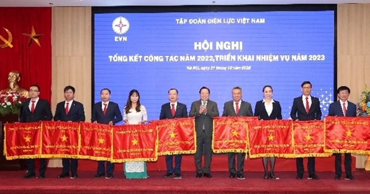 EVNHCMC nhận cờ thi đua xuất sắc năm 2022