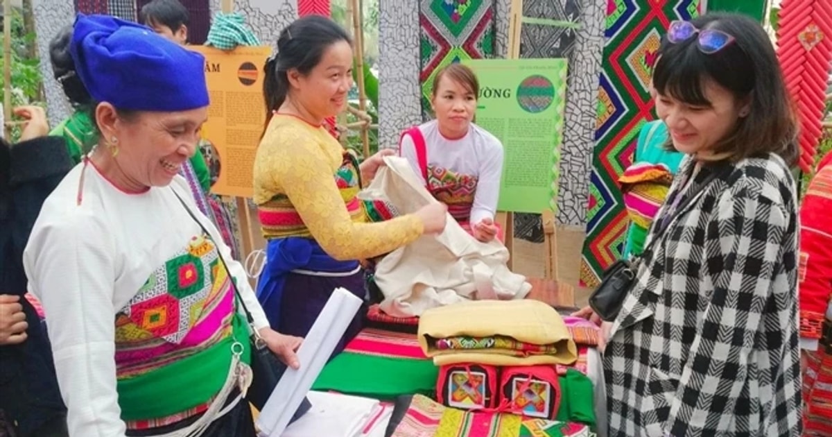 Mùa Xuân tằm tang, dệt vải
