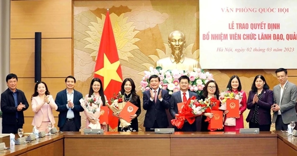 Tổng Thư ký Quốc hội, Chủ nhiệm Văn phòng Quốc hội Bùi Văn Cường trao ...