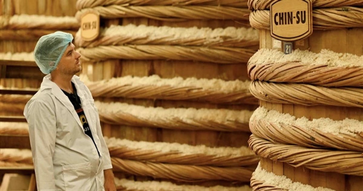 Mê món Việt 15 năm, Chad Kubanoff lần đầu đến thăm nhà thùng nước mắm ...