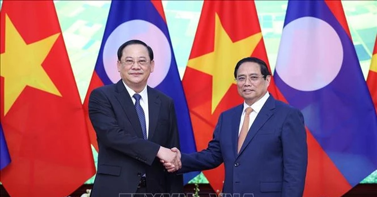 Vietnamese, Lao PMs join in working session in Hanoi