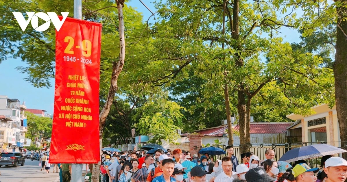 Người dân xếp hàng dài vào Lăng viếng Bác trong ngày Tết Độc lập