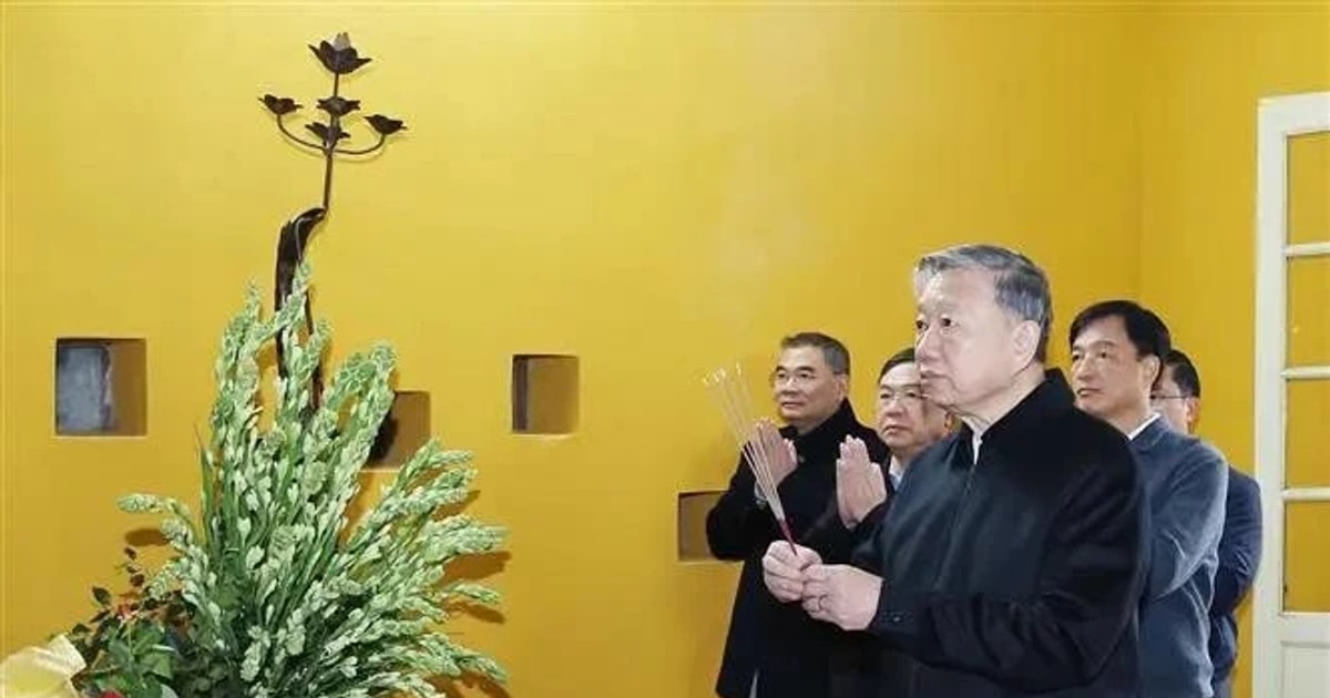 Party chief pays tribute to President Ho Chi Minh at House 67