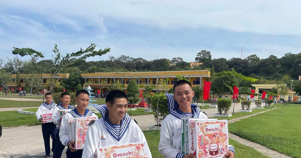 Omachi mang không khí Xuân đến với quân và dân huyện đảo Trường Sa