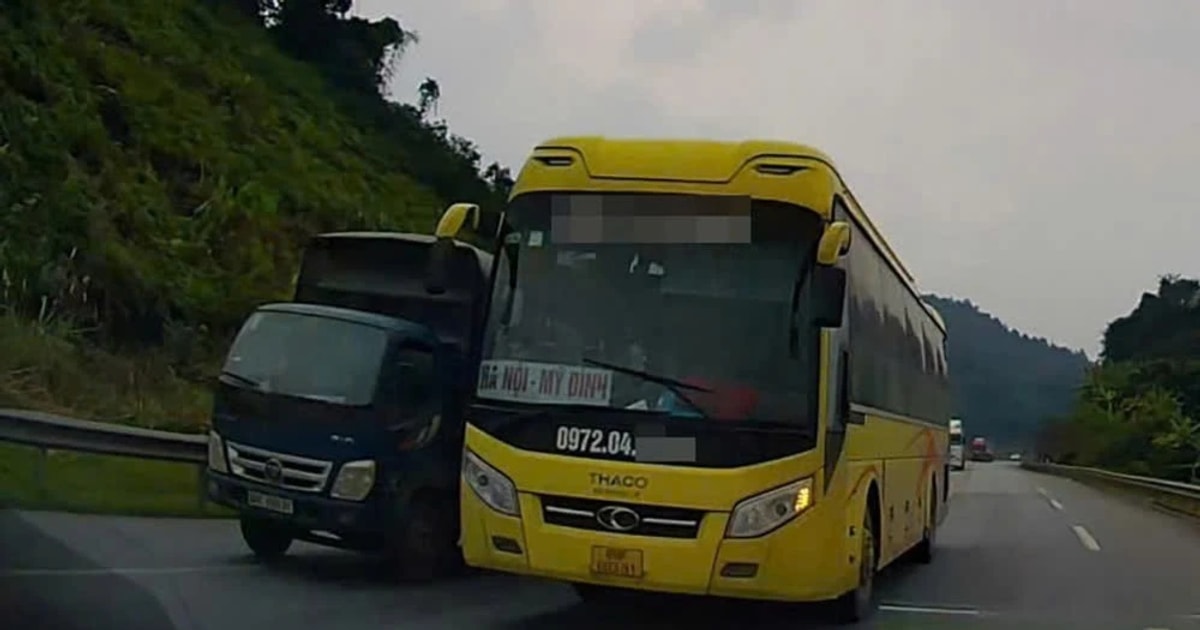 Tài xế xe khách vượt ẩu trên cao tốc bị phạt 5 triệu đồng, trừ 2 điểm GPLX