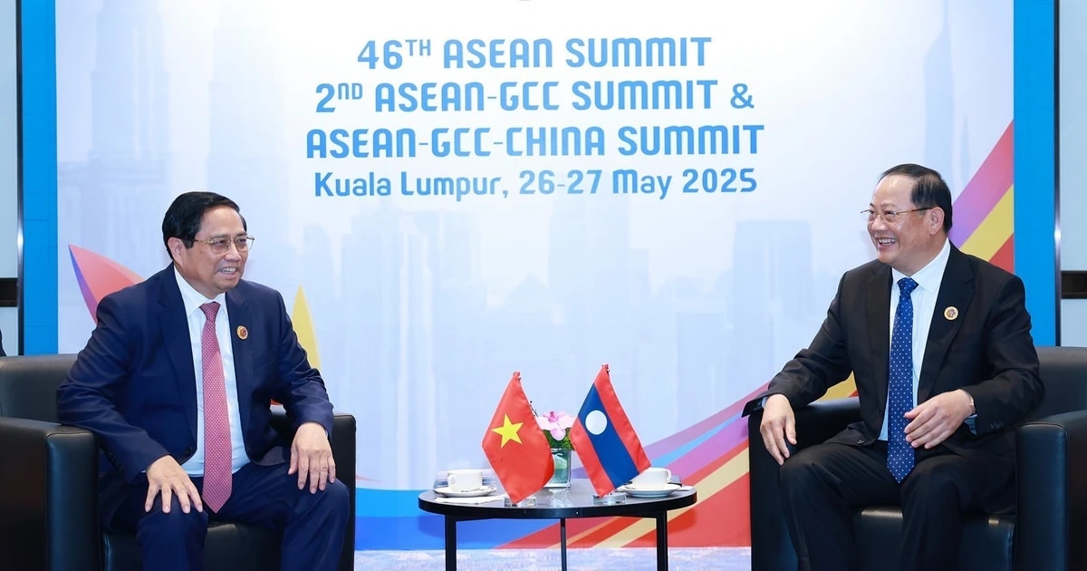 Vietnamese PM meets with Lao counterpart on ASEAN Summit sidelines
