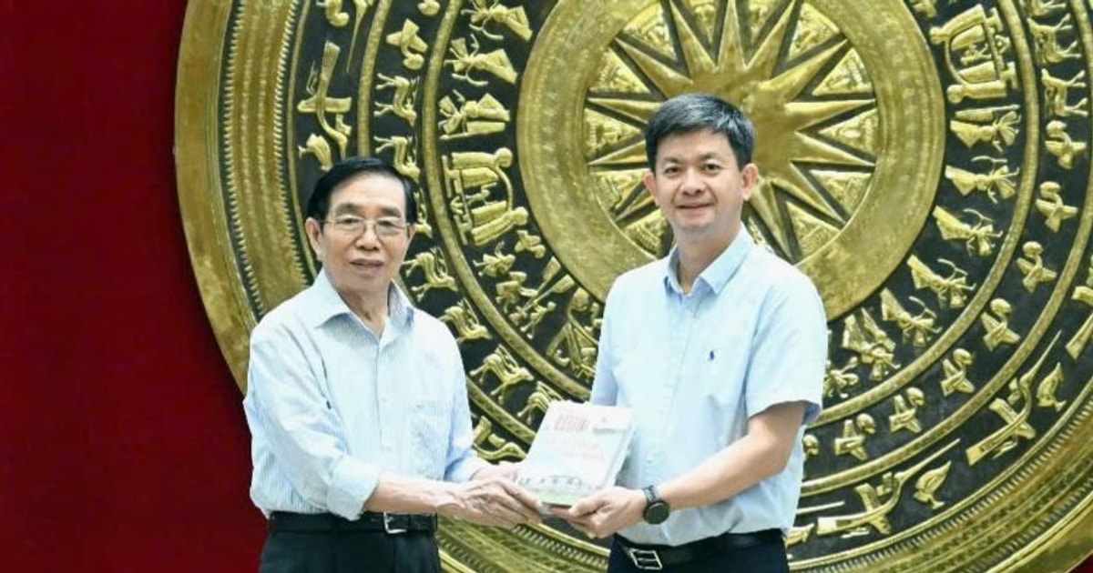 Tổng Thư ký Quốc hội, Chủ nhiệm Văn phòng Quốc hội Lê Quang Tùng làm ...