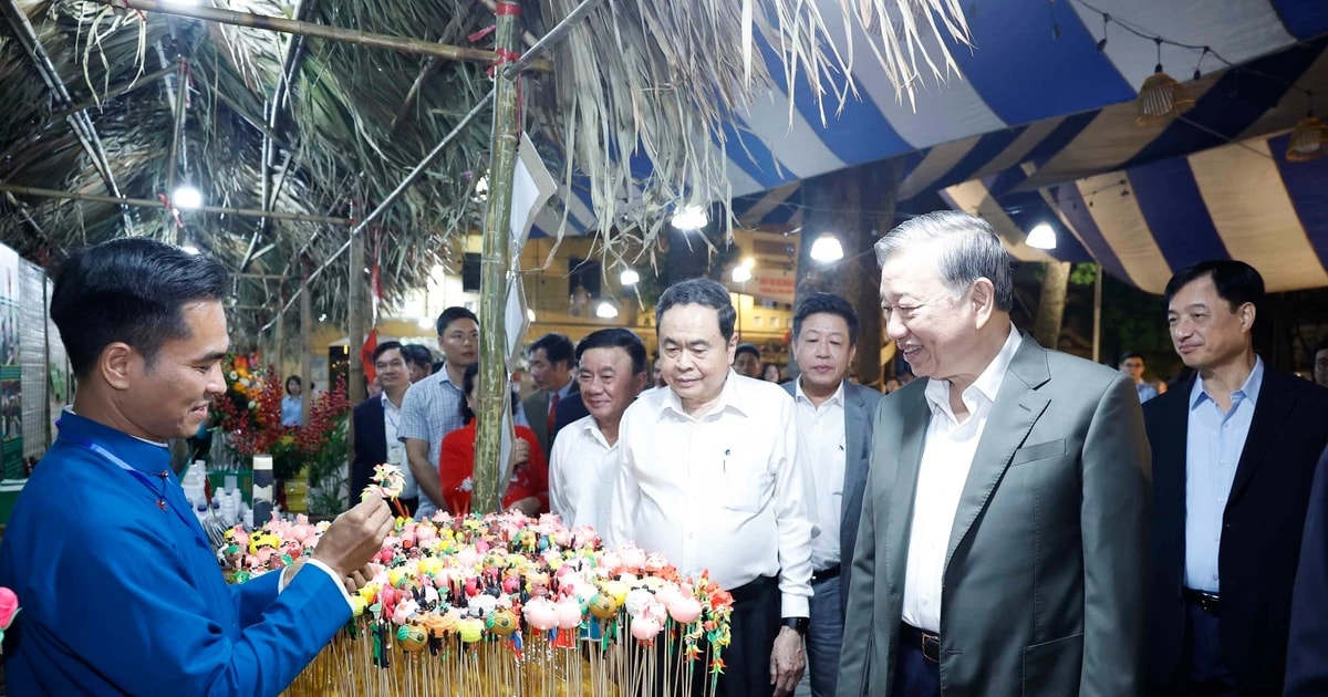 Party chief, NA Chairman attend great national unity festival in Hanoi ...