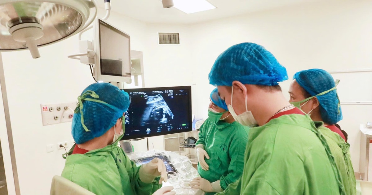 Can thiệp bào thai đặt shunt cứu thai nhi bị tràn dịch màng phổi hai bên